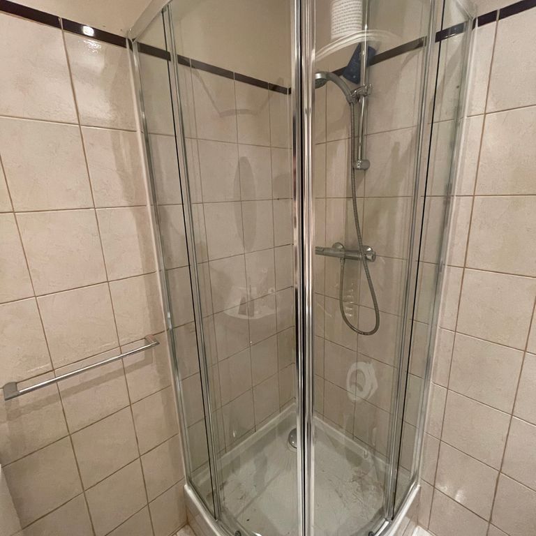 Installation d'une cabine de douche | Travaux.com